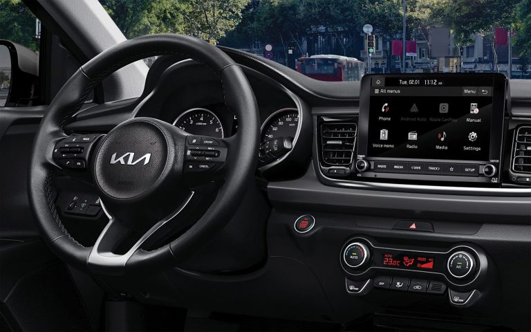 Kia Rio sedán 2023 en México - interior con volante, pantalla, aire ...