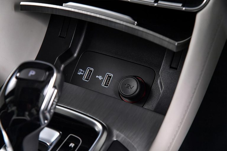 MG eHS 2024 en México - entradas USB frontales - Autos Actual México