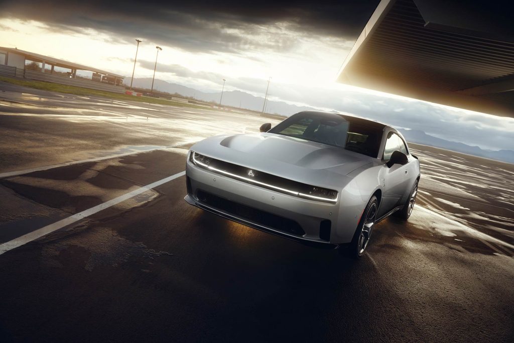 Dodge Charger 2024 eléctrico - exterior - color plata - con techo negro ...